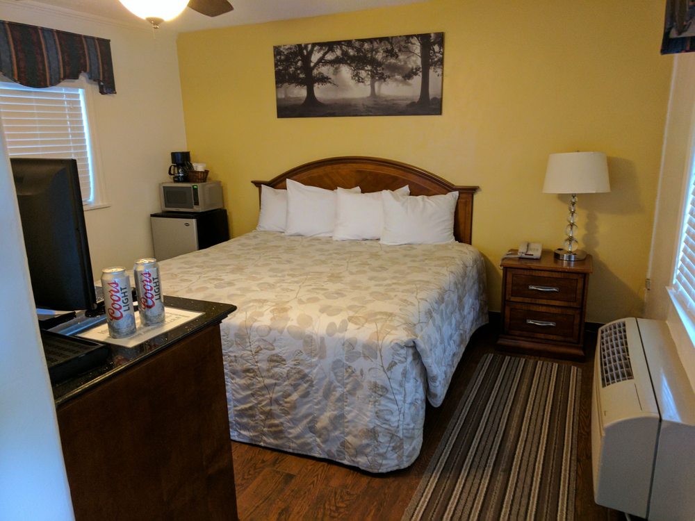 Vineyard Valley Inn - 14 Photos - Hotels - 721 N Cloverdale Blvd ...