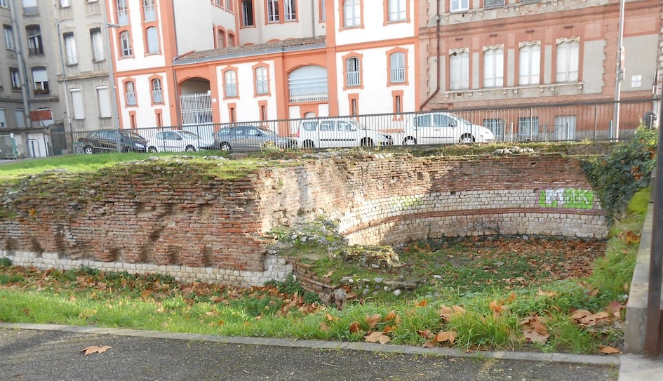 Remparts Romains - Landmarks & Historical Buildings - Rue Bida et Place ...