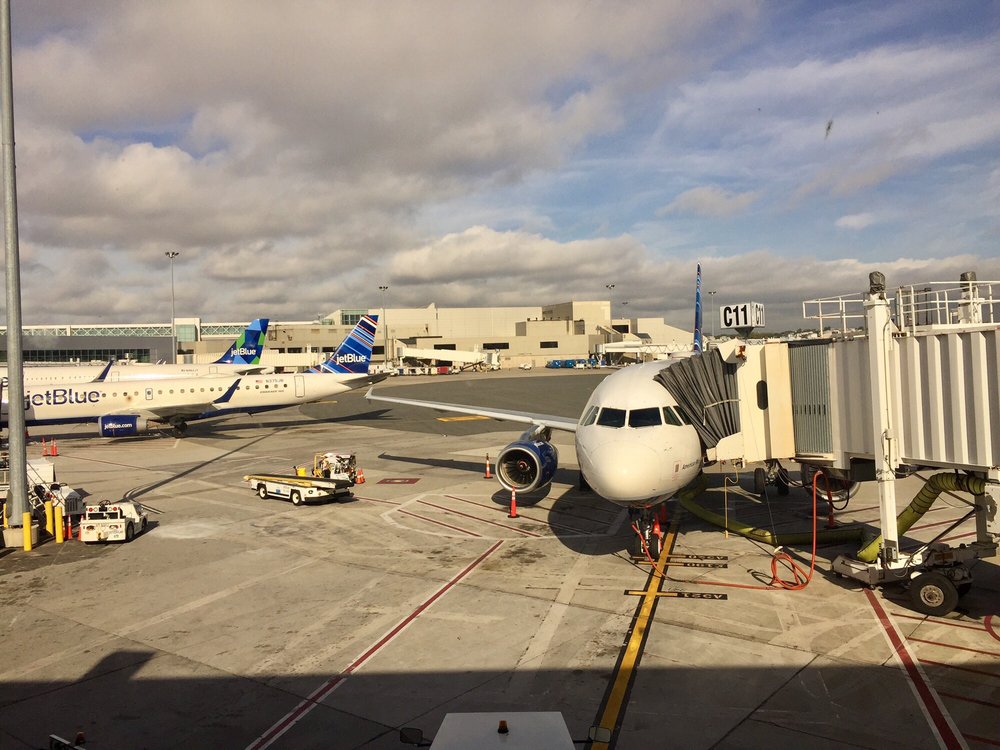 JetBlue - 128 Photos & 390 Reviews - Airlines - 1 Harborside Dr, East ...