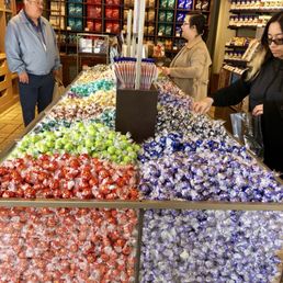 Lindt Chocolate Shop - CLOSED - 27 Photos & 47 Reviews - Chocolatiers ...
